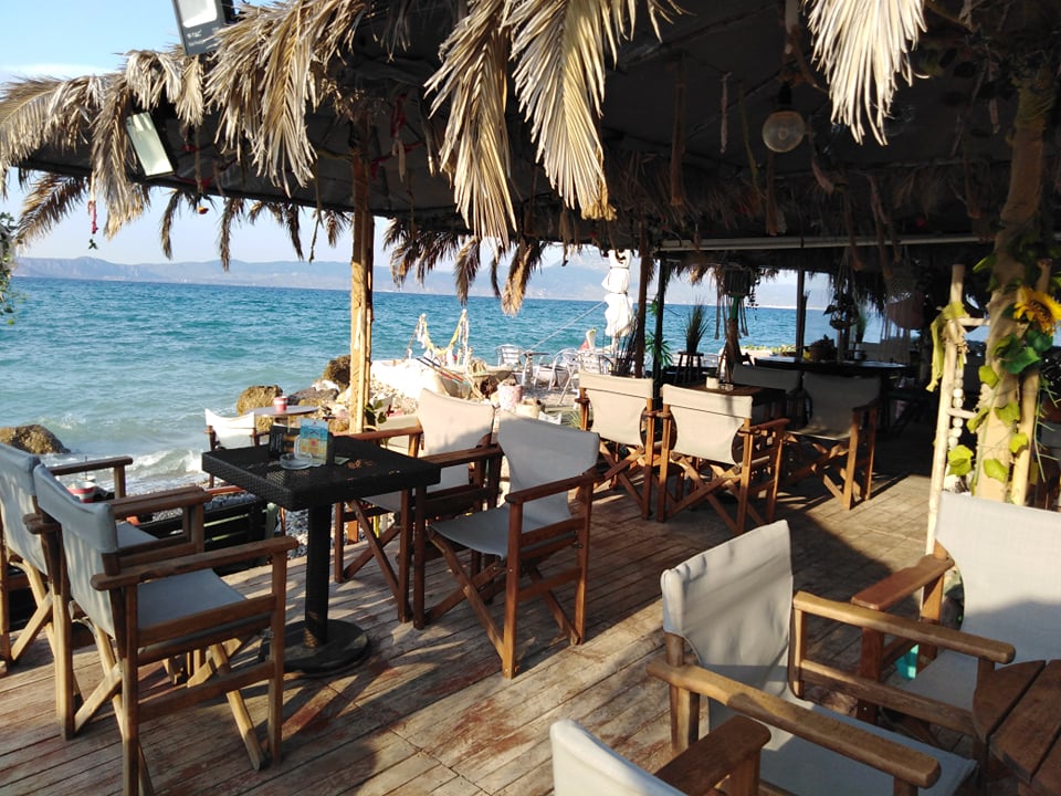 Απολαμβάνοντας το καλοκαίρι στο «Beach bar Malibu», στο Βραχάτι (photo ...
